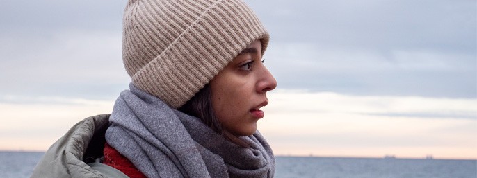 Betjente eskorterer Aida ud af landet - Filmmagasinet Ekko